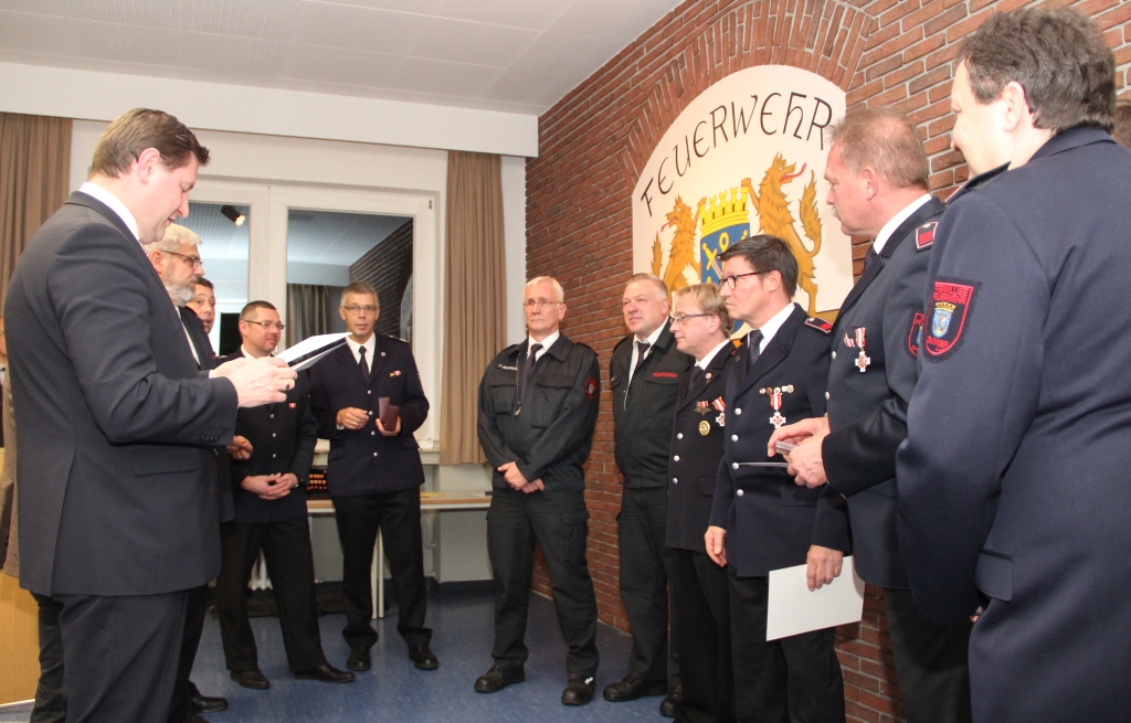Ehrenabend: Seit 70 Jahren Mitglied der Feuerwehr Solingen | Das ...