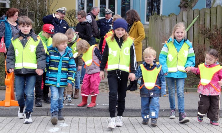 Sicher im Straßenverkehr: Grundschüler nehmen Kita-Kinder an die Hand ...