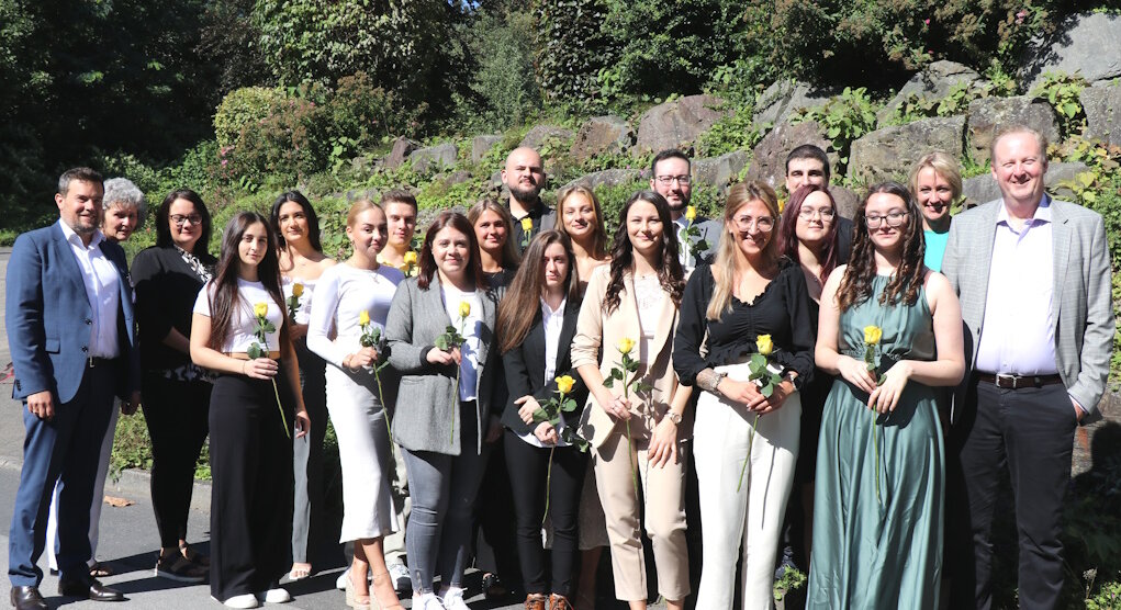Klinikum Solingen: Frisch ausgebildete Pflegefachleute starten in den ...