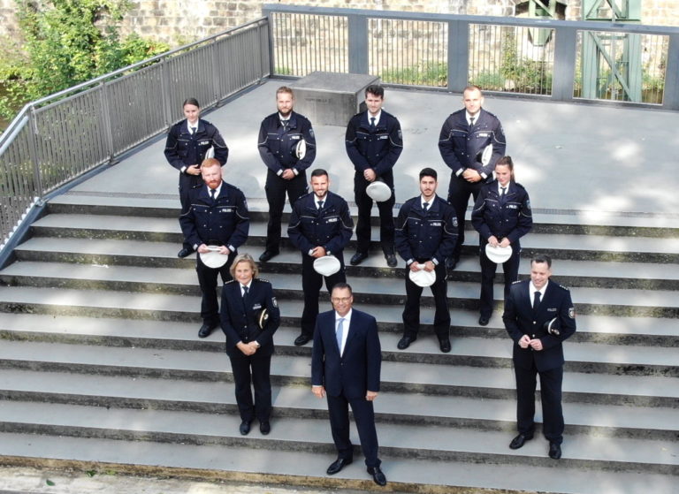 Solingen: Acht neue Polizeibeamte treten ihren Dienst an | Das ...