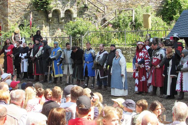 Schloss Burg: Georgs Ritter versprechen mittelalterliches Spektakel ...