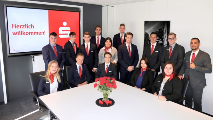 Startschuss für 15 neue Sparkassen-Azubis | Das SolingenMagazin