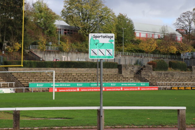 Walder Stadion: Arbeiten für Tribünenüberdachung starten | Das ...